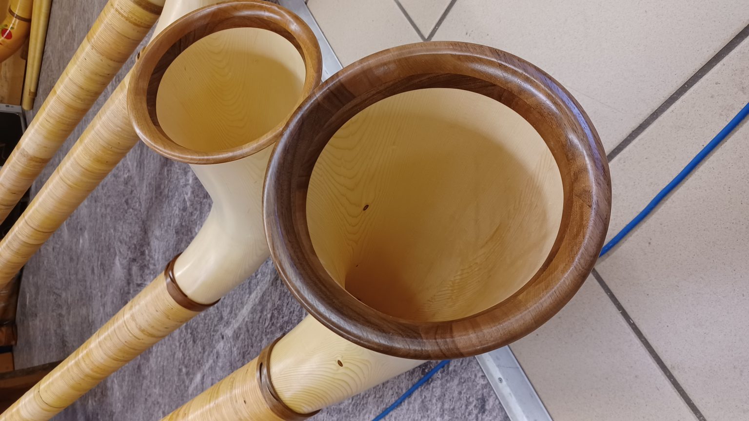 Alphorn maker - Bernatone - NATURTOENE.CH